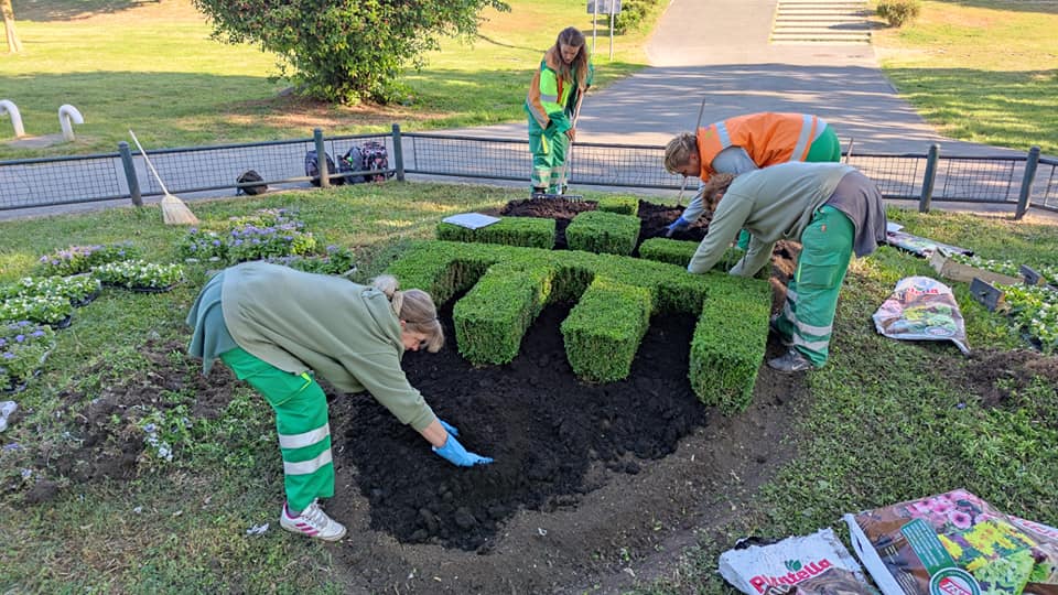 Unikom cvijećem i zelenilom uredio grbove Grada Osijeka! - Osijek Express