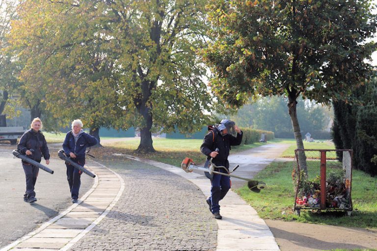 Ukop za Sve svete uredio sva groblja! Za starije sugrađane Novokmet na ...