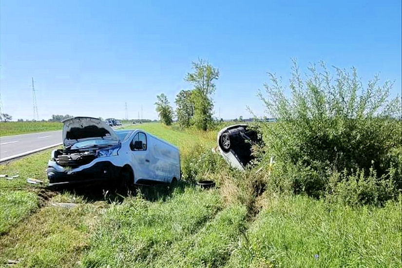 Teška prometna nesreća u Slavoniji! Kombi i auto u kanalu, auto na krovu... - Osijek Express